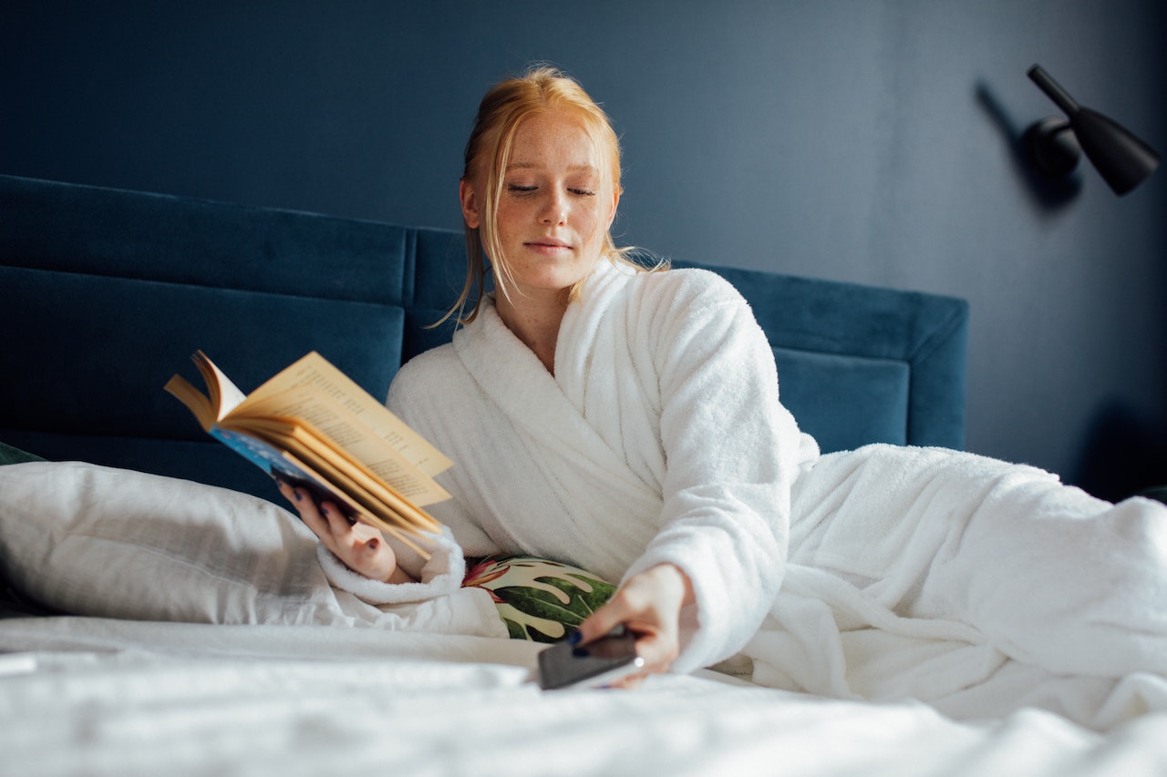 Can reading a book help you sleep? - Sparkling Moods